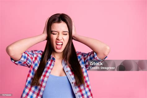 초상화 의 슬픈 화가 실망 십대 옷을 입고 체크 무늬 옷 터치 손바닥 머리 두통 외침 큰 소리로 가까운 예 고립 된 핑크 배경