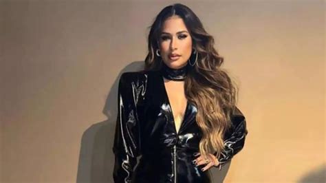 Simone Mendes Investe Em Decote Até O Umbigo E Fãs Se Impressionam Com Volumão “a Coleguinha Tá