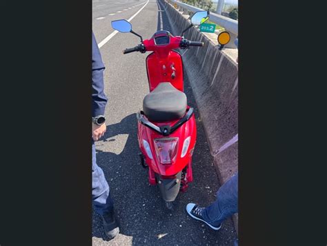 微型電動二輪車誤闖國道 警急攔通報拖吊車帶離人車 蕃新聞