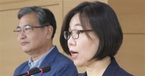 질문에 답하는 신고리공론화위 대변인