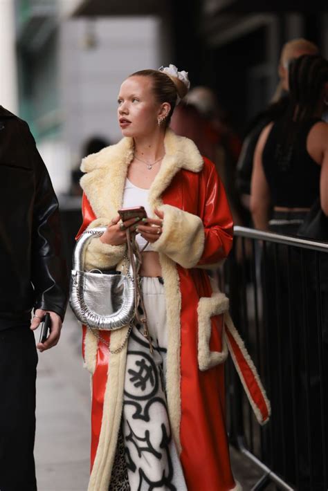 El Abrigo Con Cuello De Pelo Que Estará De Moda Este Otoño Llega A