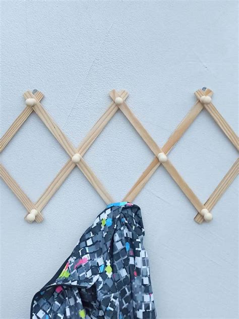 Разтегателна дървена закачалка хармоника поставка за стена баня гр Добрич кв Северен парк