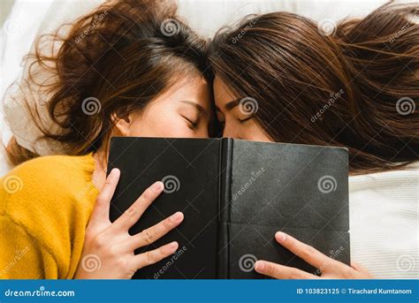 Vista Superiore Del Bacio Felice Lesbico E Di Sorridere Delle Coppie