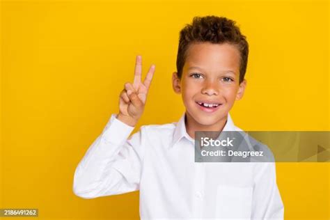 귀여운 소년 세련된 흰 옷 팔 보여주기 안녕 상징 인사를하다 동급생 빈 공간 노란색 배경에 고립 된 사진 8 9 살에 대한 스톡 사진 및 기타 이미지 Istock
