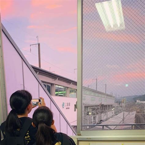 安珠さんのインスタグラム写真 安珠instagram「「大好き夕焼け！」﻿ 「私は夕焼け撮る君が大好きだよ！」﻿ ﻿ 仲良し女子高生の