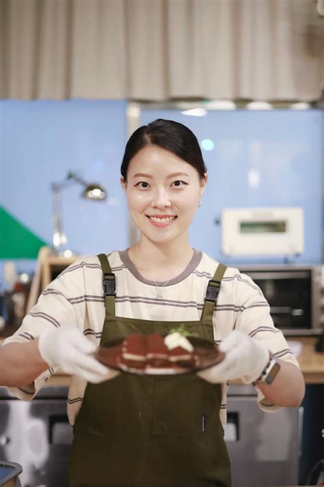 요즘 느끼는 건데 손님을 대할때 애써서 손님과 눈맞춤을 하는건 꽤 의미있는 일인것 같아 손님이 카페 문을 열고 들어왔을 때