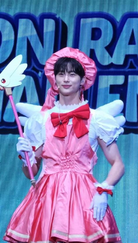 等一下🤣邊佑錫是扮成庫洛魔法使小櫻嗎 這哥也真是放很開🤣🤣🤣🤣🤣