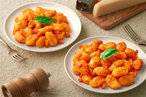 두 개의 흰색 접시 Potato 뇨키에 토마토 소스와 바질 잎이 자연석 배경에 있습니다 높은 각도보기 스튜디오 촬영 0명에 대한