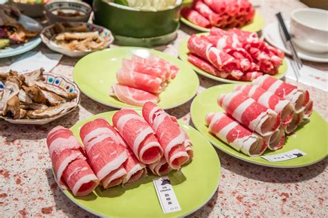 中和吃到飽 》小福利火鍋會所 中和環球店｜媲美單點的火鍋吃到飽，肉類海鮮都很有水準（菜單） 大手牽小手。玩樂趣