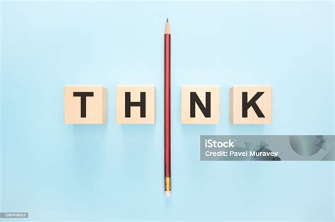 개념을 생각해 보십시오 나무 배경에 대한 단어 생각 단어와 연필 을 생각 리더십과 고유성 개념 군중에서 눈에 띄는 상자 밖에서