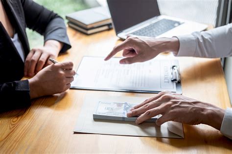 사업 불법 자금에 부정직 한 부정 행위 사업가는 성공을 제공하기 위해 사업사람들에게 봉투에 뇌물을 주는 투자 뇌물 및 부패