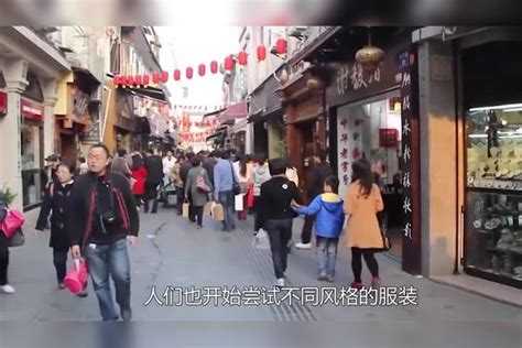 美女身穿“隐身衣”上街，路人都不敢直视，网友直呼酷爆了！直视隐身衣路人