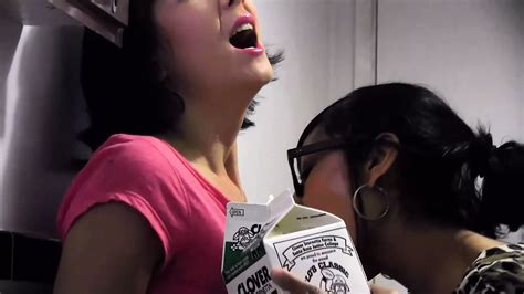 娇小的服务女孩在顾客身上撒尿，在后面的房间里，她脱下衣服，把她舔干净，深入她的阴户 Xhamster