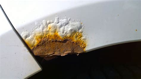 오래된 흰색 자동차의 바퀴 에 판금 부식 녹슨 지저분한 표면 녹배경 도로 염과 시약으로 인한 손상된 그런지 더러운 질감 겨울에는
