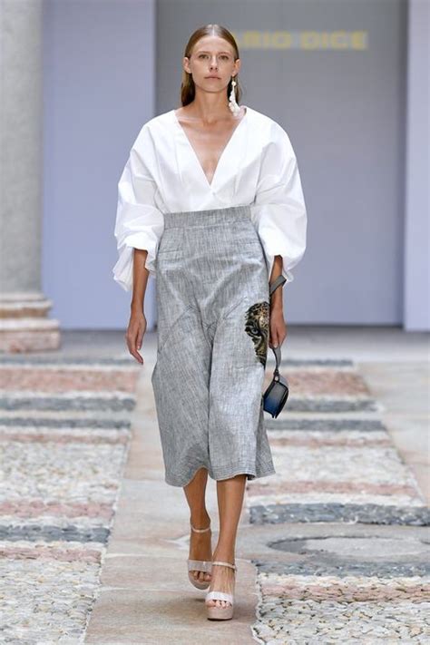 Чотири формули образів з босоніжками на платформі на весну 2025 Читайте на Ukr Net