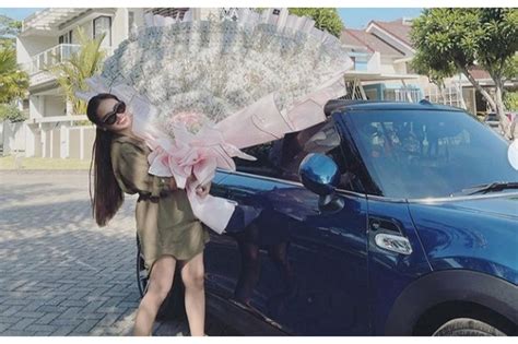 Anggie Jesey Model Dan Selebgram Cantik Yang Hobi Otomotif