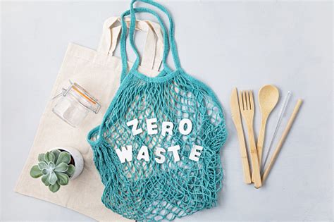 제로 폐기물 개념 환경 친화적인 대나무 칼 메쉬 면 가방 재사용 가능한 커피 텀블러 세트 지속 가능하고 윤리적인 쇼핑 플라스틱
