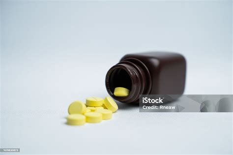 白い背景に丸薬をこぼす茶色のピルボトル こぼすのストックフォトや画像を多数ご用意 こぼす カットアウト カプセル剤 Istock