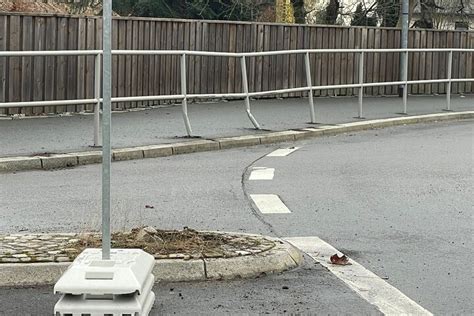 Schwarzenberg Fast 2 5 Promille Betrunkener Rammt Zwei Autos Und