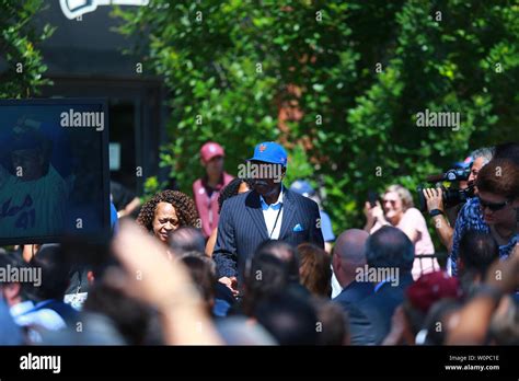 NEW YORK NEW YORK JUNE 27 Former New York Mets Outfielder Cleon