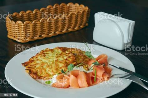 접시에 절인 연어와 딜 나무 테이블에 감자 팬케이크 신선한 소금 송어 접시에 요리 러시아 음식입니다 수평 보기 0명에 대한 스톡