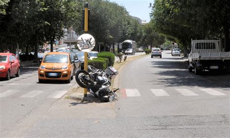 Cosenza Scontro Tra Moto E Furgone Su Via Borsellino Centauro Finisce