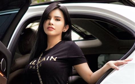 Potret Hot Maria Vania Pakai Dress Mini Duduk Di Mobil Bikin Netizen