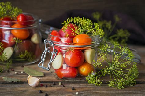 건강한 채식 식품을 만들기 위한 재료 절인 야채 보존을 위해 준비되고 있는 토마토 깨끗한 식사 채식주의 음식 개념 건강한