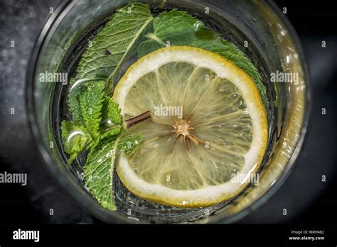 Glas Mineralwasser Sprudel Stockfotos Und Bilder Kaufen Alamy