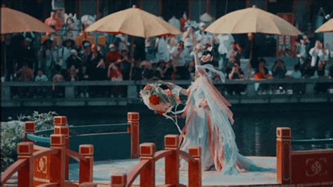 洛陽古城「天女散花」上熱搜 演員肌肉發達是男的？︱有片 多倫多 加拿大中文新聞網 加拿大星島日報 Canada Chinese News