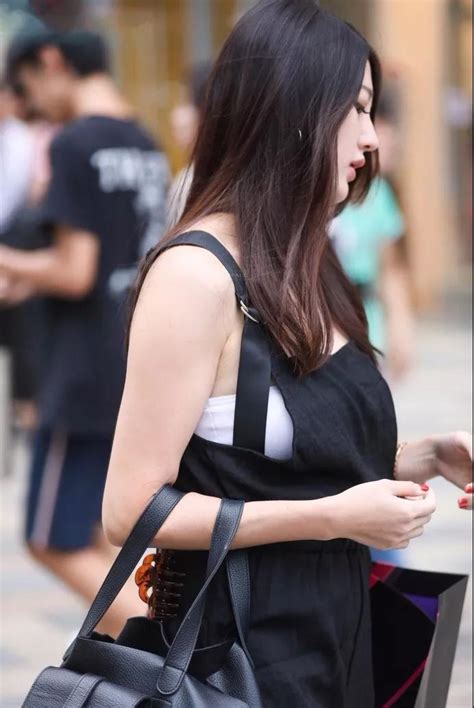 街拍：长得真不是一般的漂亮身姿又超性感的大美女