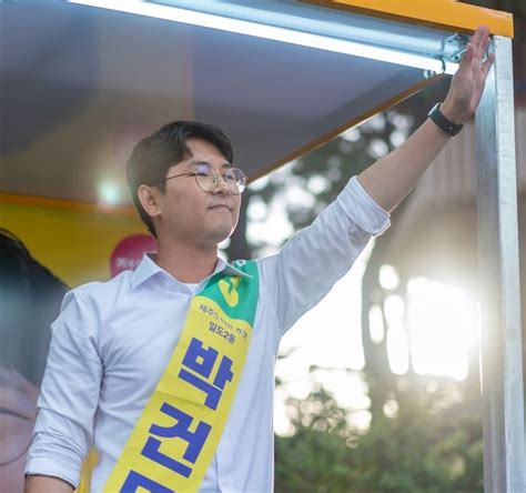 박건도 🙋 일도2동의 변화를 바라는 주민분들과 함께 한 도전이 마무리되었습니다 아쉽게도 당선이라는 최상의 목표는 얻지 못했습니다 우리동네의 변화를 위해 더 노력하라는