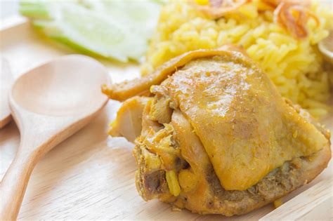 치킨 비리 야 니 그린 Chutneykhao 목와 카 목 향기로운 노란색 쌀과 인도 Biryani의 태국 이슬람 버전입니다