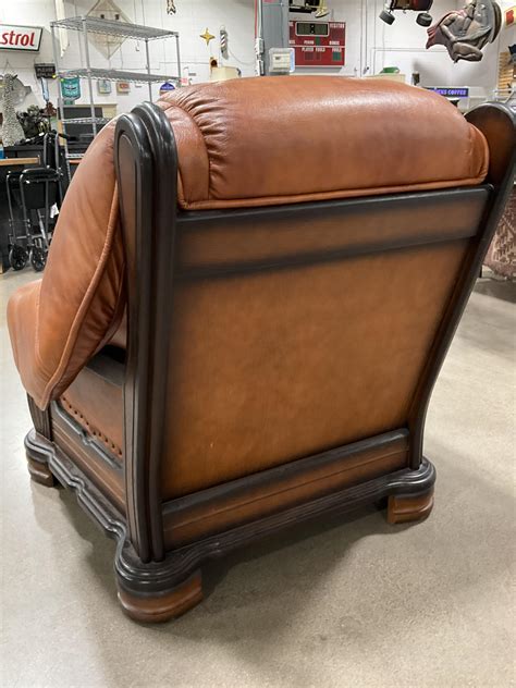 Lot Kler Furniture Traditional Style Leather Club Chair