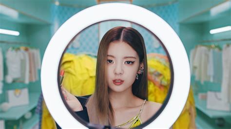 Itzy Loco Whos Who K Pop Database