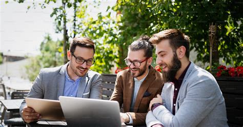 야외 회의에서 노트북을 사용하는 쾌활한 행복한 성공적인 사업가 사진 Unsplash의 세르비아 이미지