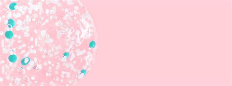 青い顆粒を含む透明なゲルの塗抹標本と滴ピンクの背景に カラー画像のストックフォトや画像を多数ご用意 カラー画像 スキンケア