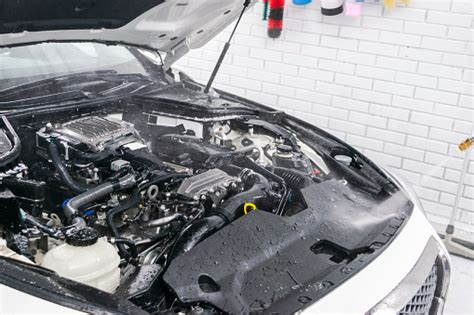 자동차 적입니다 가압된 수로 수동 세차 엔진입니다 자동차 엔진 물 노즐을 세척 자동차는 작업자 청소 자동차 세차에 대 한 압력 와셔를 살포 하는 남자 0명에 대한 스톡 사진