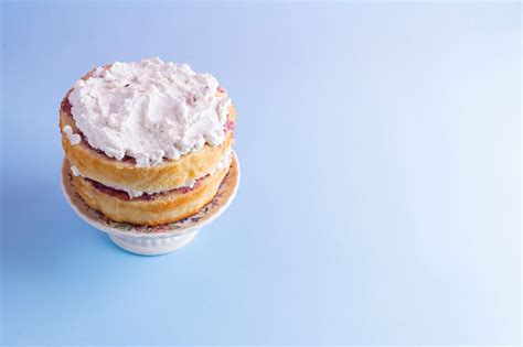 분홍색과 파란색 배경에 생일을 위한 하얀 크림이 있는 축제 스폰지 케이크 휴가를 위한 음식 광고 포스터 및 텍스트에 대 한 장소 Cpace를 복사 합니다 0명에 대한 스톡