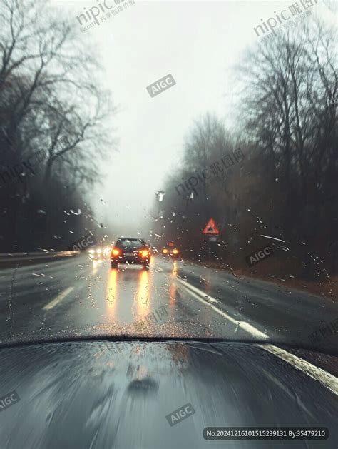 Ai创作图雨中驾驶 雨天行驶 雨中行驶 雨天驾驶 雨中行车 雨天驾车 雨天道路行车 雨季驾驶 雨中开车 雨天开车 下雨天的高速 雨雾行车 雨中