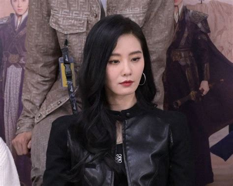 刘诗诗温柔浅笑娴熟大方 穿黑色皮衣干练酷飒 搜狐大视野 搜狐新闻