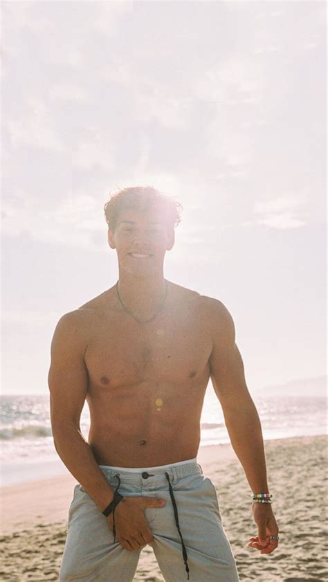 Noah Beck Op Het Strand Beroemdheden Fotografie