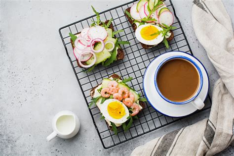 계란 새우 무 오이 크림 치즈와 Arugula 아침 식사와 함께 어두운 호 밀 빵에 오픈 샌드위치 덴마크의 Smorrebrod
