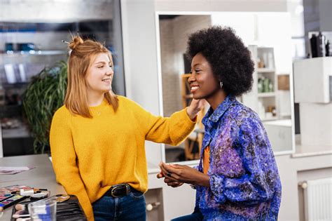 아프리카계 미국인 모델에 메이크업 하 고 머리 불공평긍정적인 스타일 리스트 곱슬 머리에 대한 스톡 사진 및 기타 이미지 곱슬 머리 귀여운 금발 머리 Istock