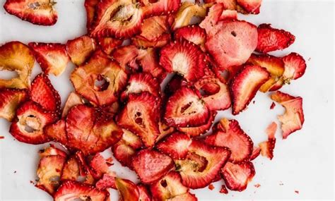 3 طرز تهیه چیپس توت فرنگی در خانه؛ ساده و خوشمزه مجله اکالا