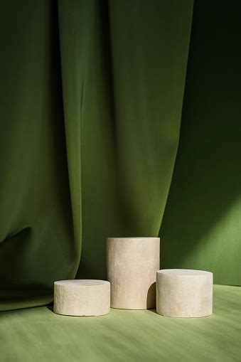 기하학적 형태의 추상적 최소 장면입니다 녹색 배경에 실린더 연단 추상적 배경입니다 장면은 화장품 포드 루드를 보여줍니다 쇼케이스 디스플레이 케이스 3d 렌더 0명에 대한