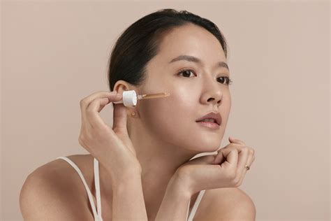 「毛孔粗大」保養怎麼選？皮膚專家解答「縮毛孔」4大正確觀念，維他命c加這個嫩臉效果倍增 Line購物
