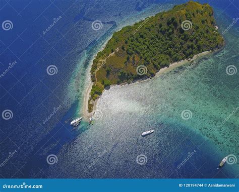 Gili拉巴海岛，弗洛勒斯，印度尼西亚美好的鸟瞰图 库存照片 图片 包括有 小船 国家 海运 弗洛斯 120194744