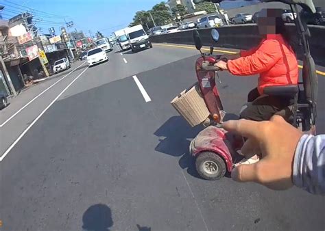 7旬嬤代步車突逆向，警員擋道平安將人帶離 蕃新聞