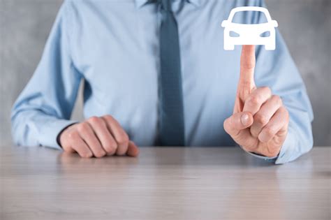 자동차 아이콘을 들고 남자의 디지털 합성 자동차 자동차 보험 및 자동차 서비스 개념 자동차의 제스처와 아이콘을 제공하는 사업가 개념에 대한 스톡 사진 및 기타 이미지